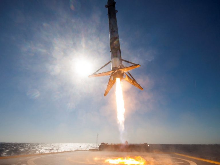 書評『Reentry』：傑作ロケット「Falcon 9」で圧倒的勝者になったSpaceXの15年間–ベテラン宇宙記者が明かす舞台裏（秋山文野 ...